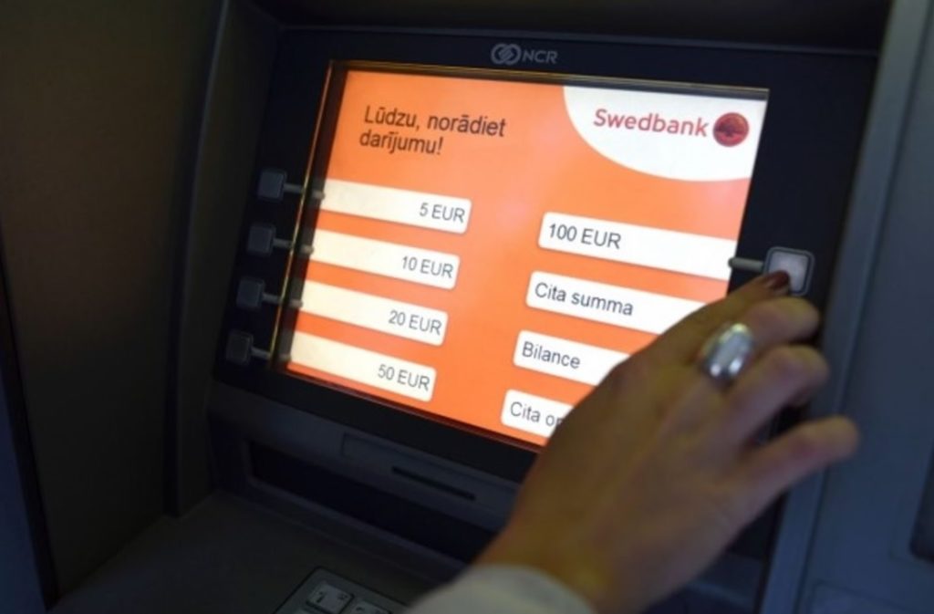 Noticis milzu Skandāls, kurā iesaistīta Latvijas populārākā banka ...